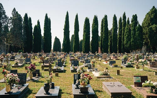 Cimitero Laico di Roma: un Luogo di Eterno Riposo